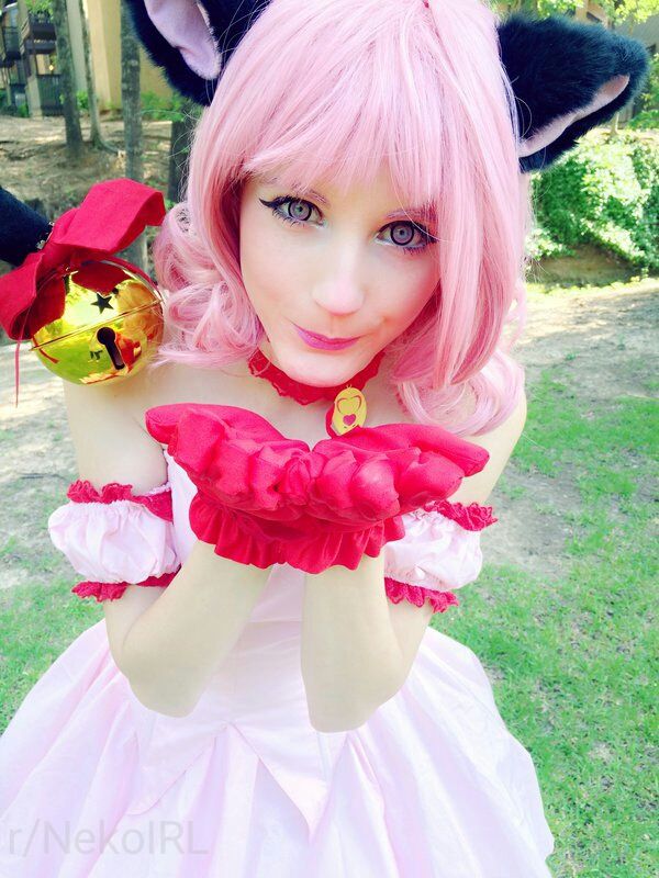 Blowing Kisses | Scrolller