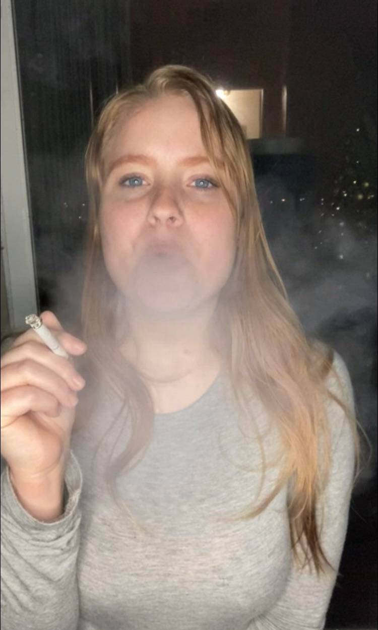 Blue eyes, black lungs | Scrolller