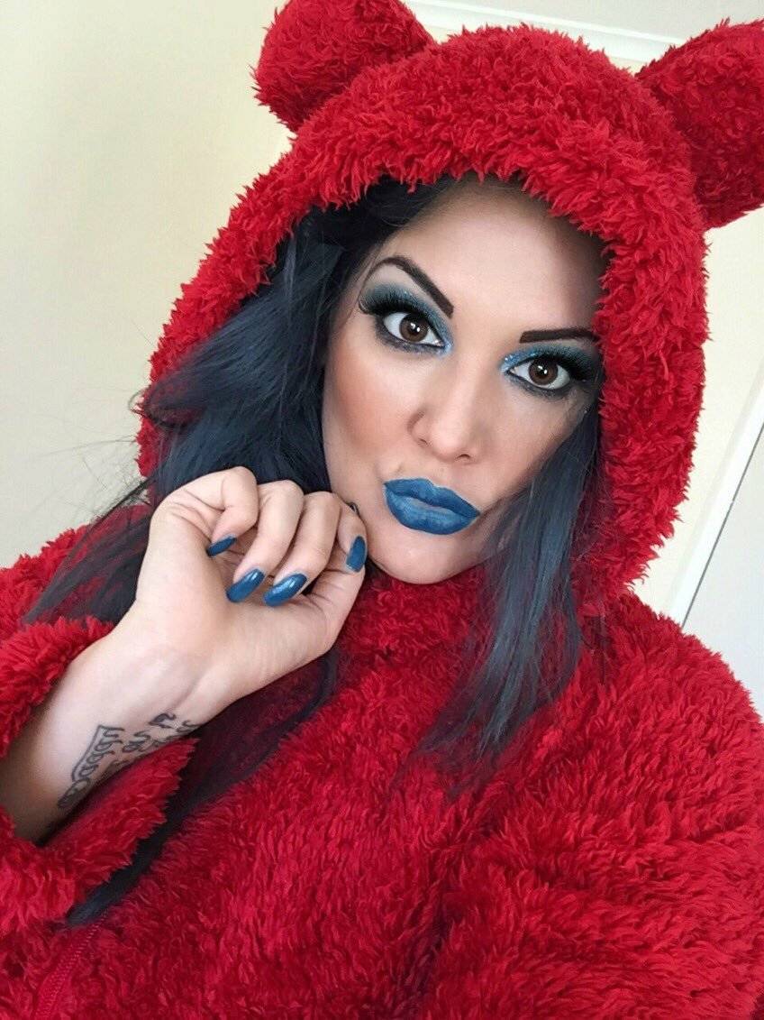 Blue Lips And A Fluffy Onesie Scrolller