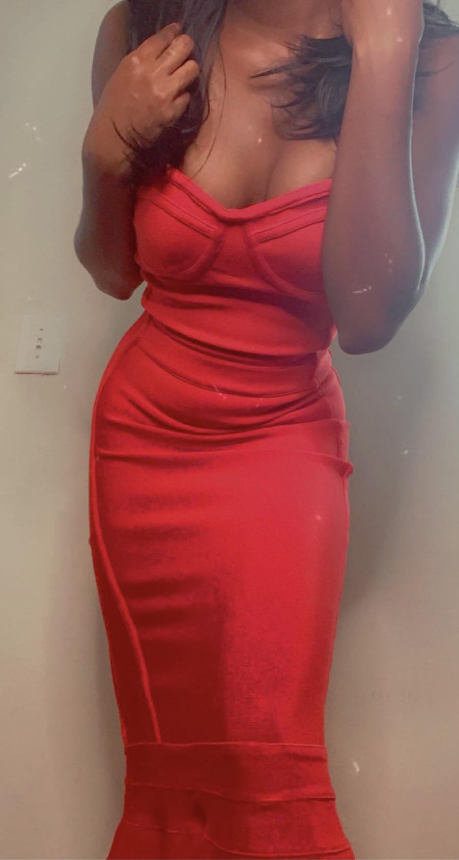 Bodycon dress hugs in all the right places | Scrolller