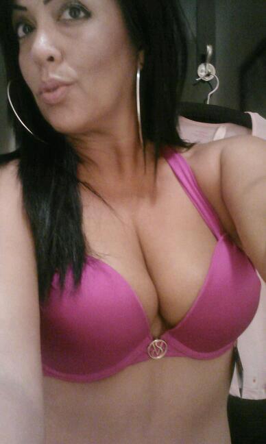 Bombshell bikini selfie | Scrolller