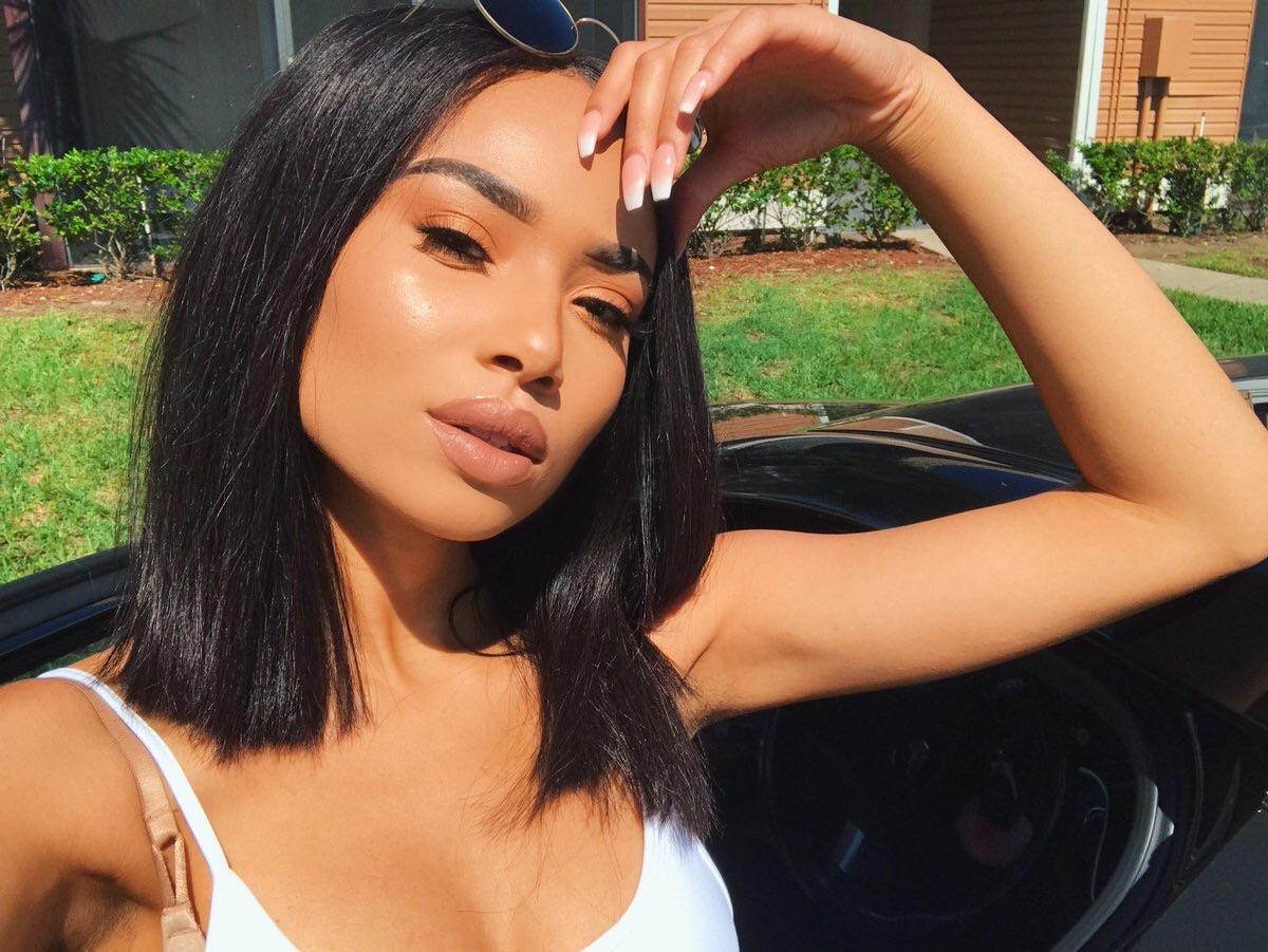 Bombshell bra strap | Scrolller