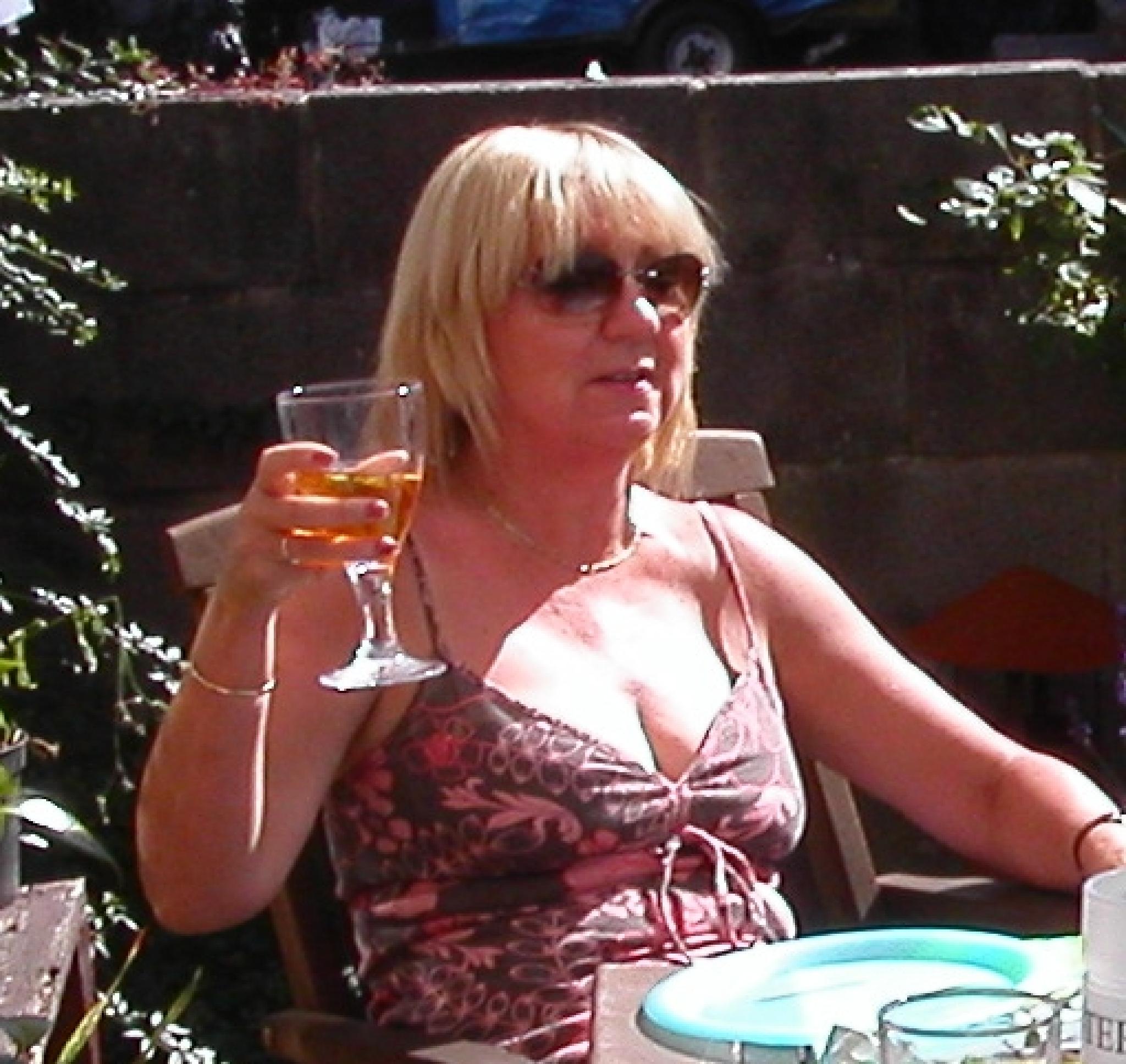 Braless cleavage | Scrolller