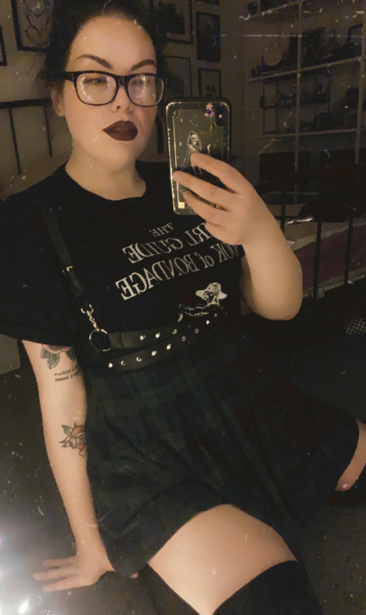 BRB doing hot girl shit 🖤 | Scrolller