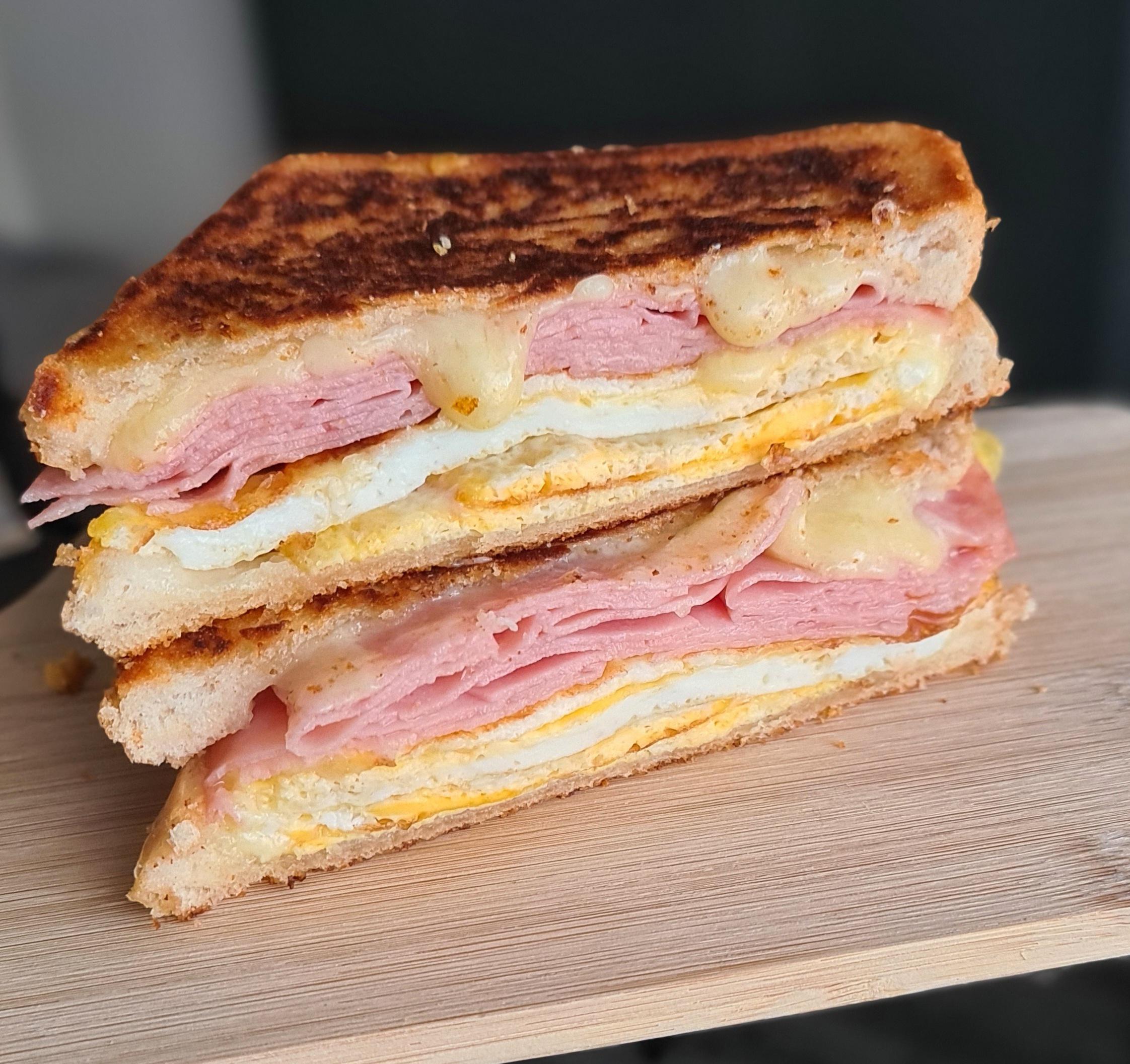 Breakfast melt with cheddar, omelette and smoked ham. | Scrolller