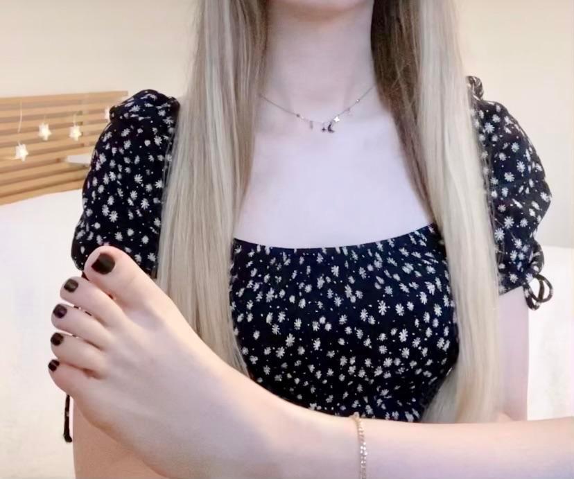 Bring that tongue over here and make yourself useful 👇🏻 | Scrolller