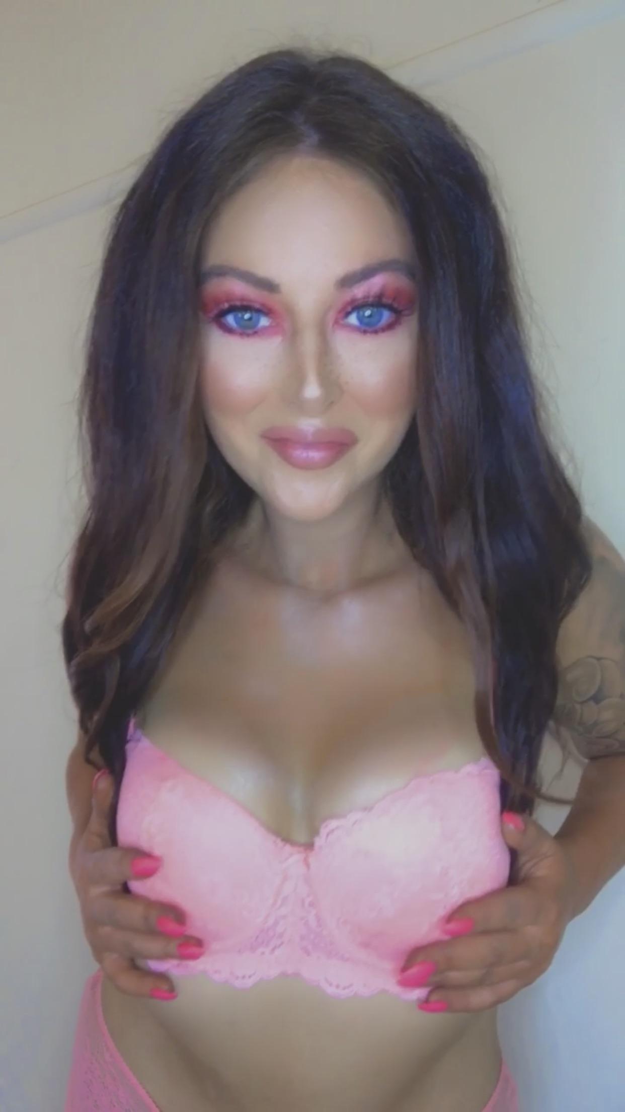 Brunette babe? 🍭 | Scrolller