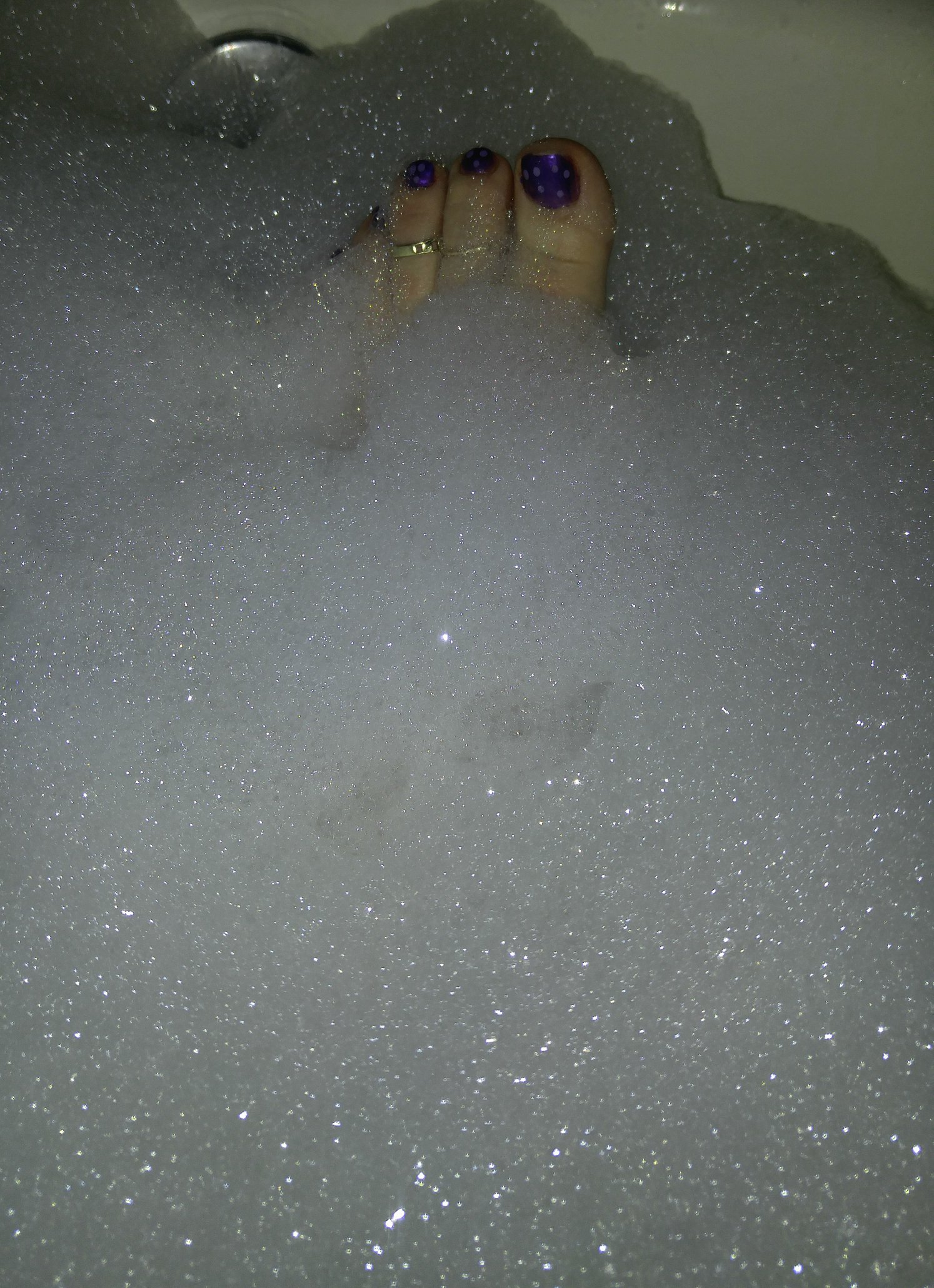 Bubbly feet! Who would like to provide the bubbles for my next bath? | Scrolller