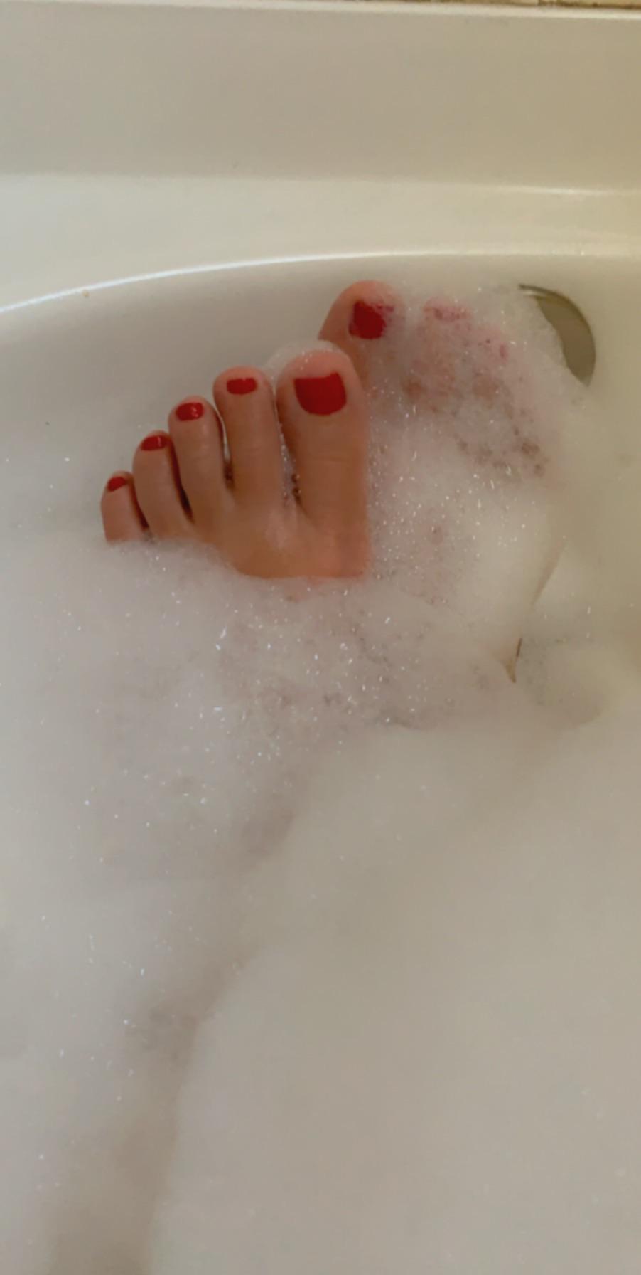 Bubbly toes... | Scrolller