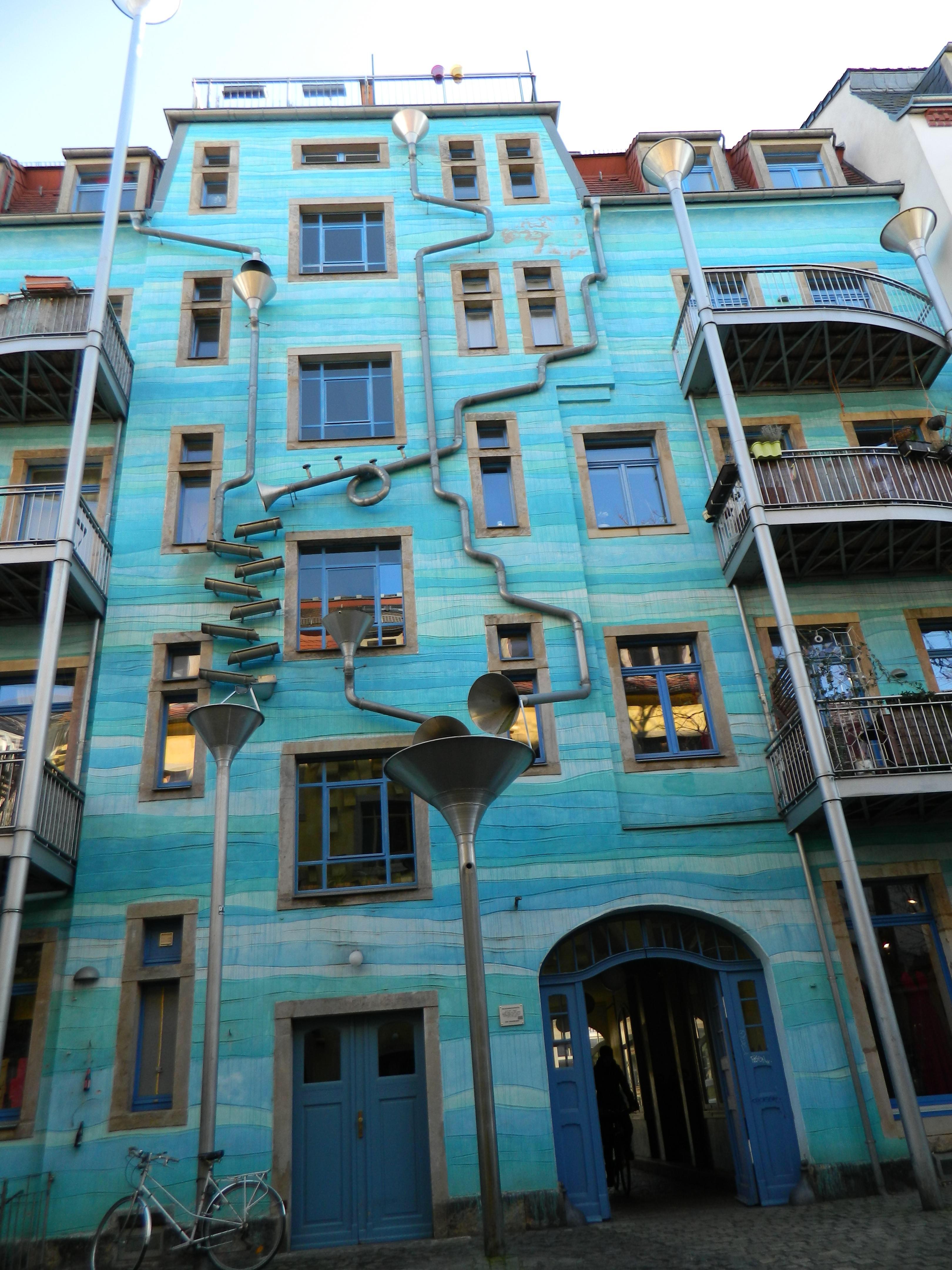 [Building] House singing in the rain Dresden | Scrolller