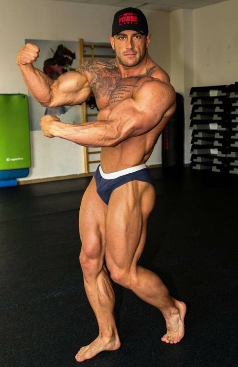 Bulging muscles | Scrolller