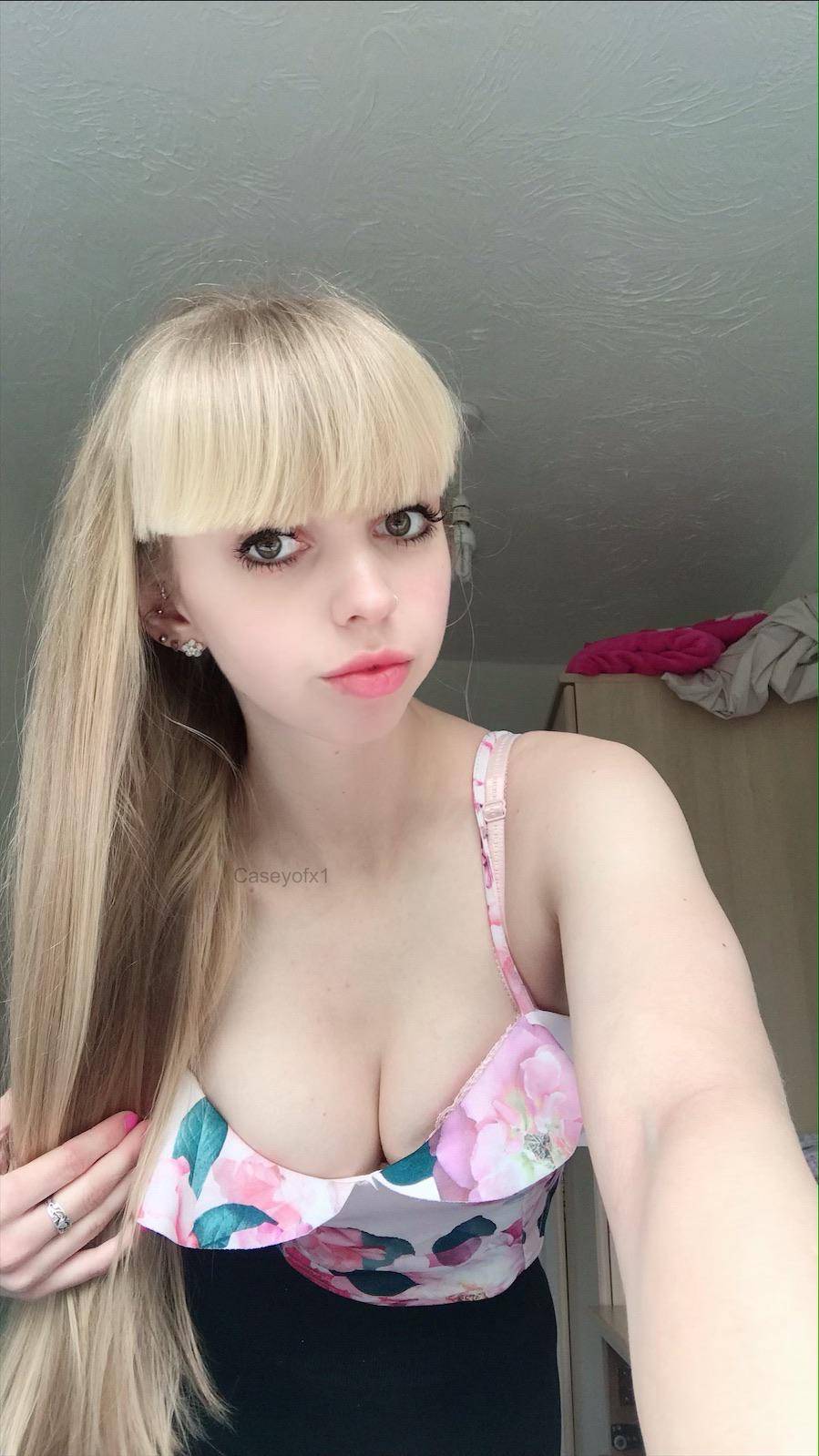 Busty and bangs 😘 [f] | Scrolller