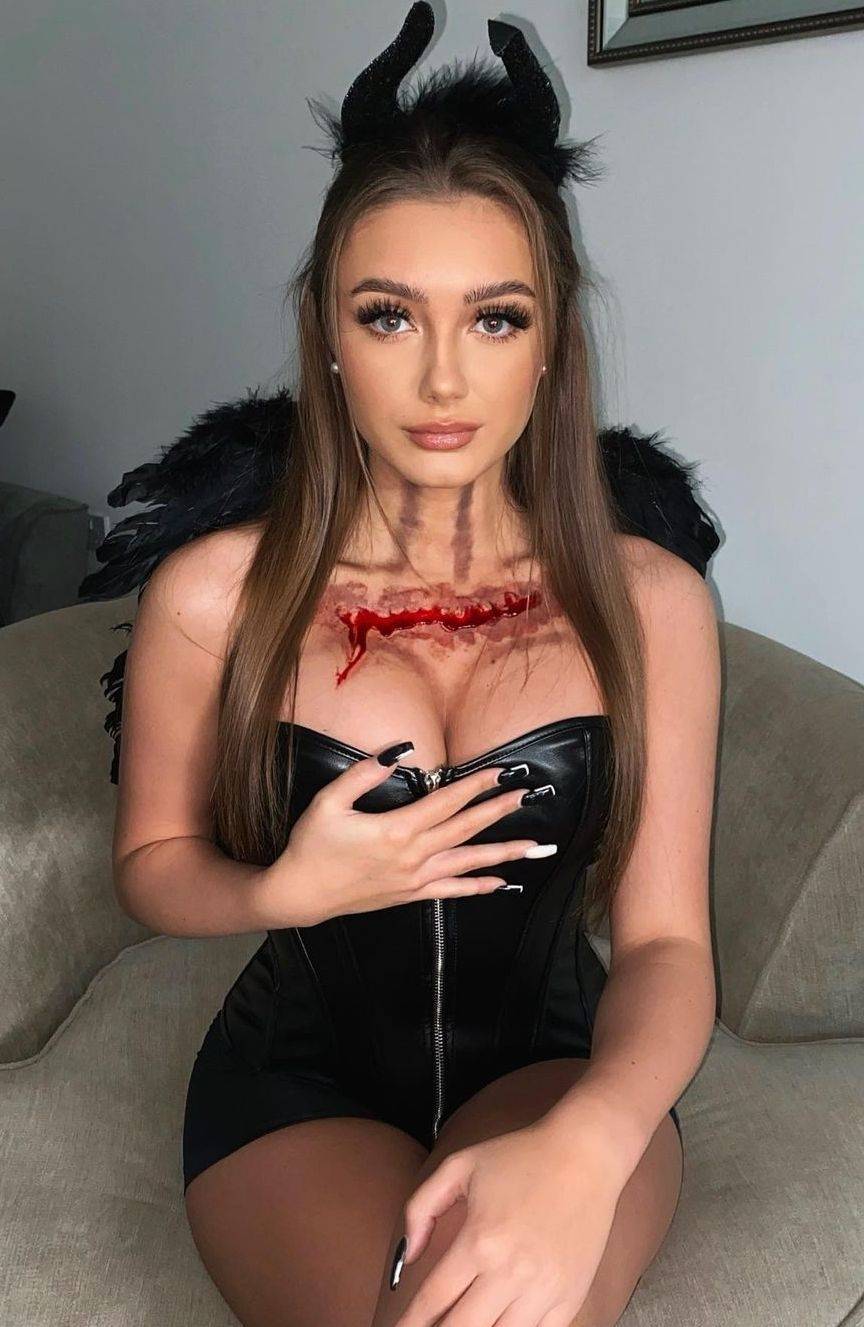 Heaving chest in leather | Scrolller