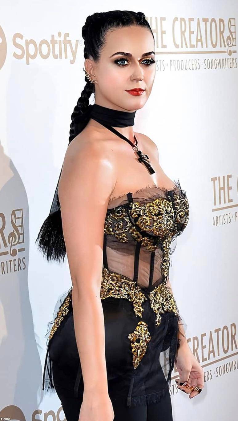 Busty for days! | Scrolller