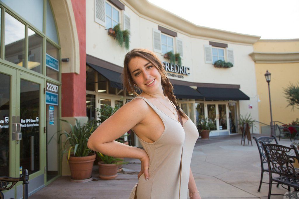 Busty gal [REQUEST] | Scrolller