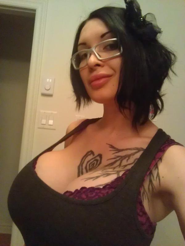 Busty selfie | Scrolller