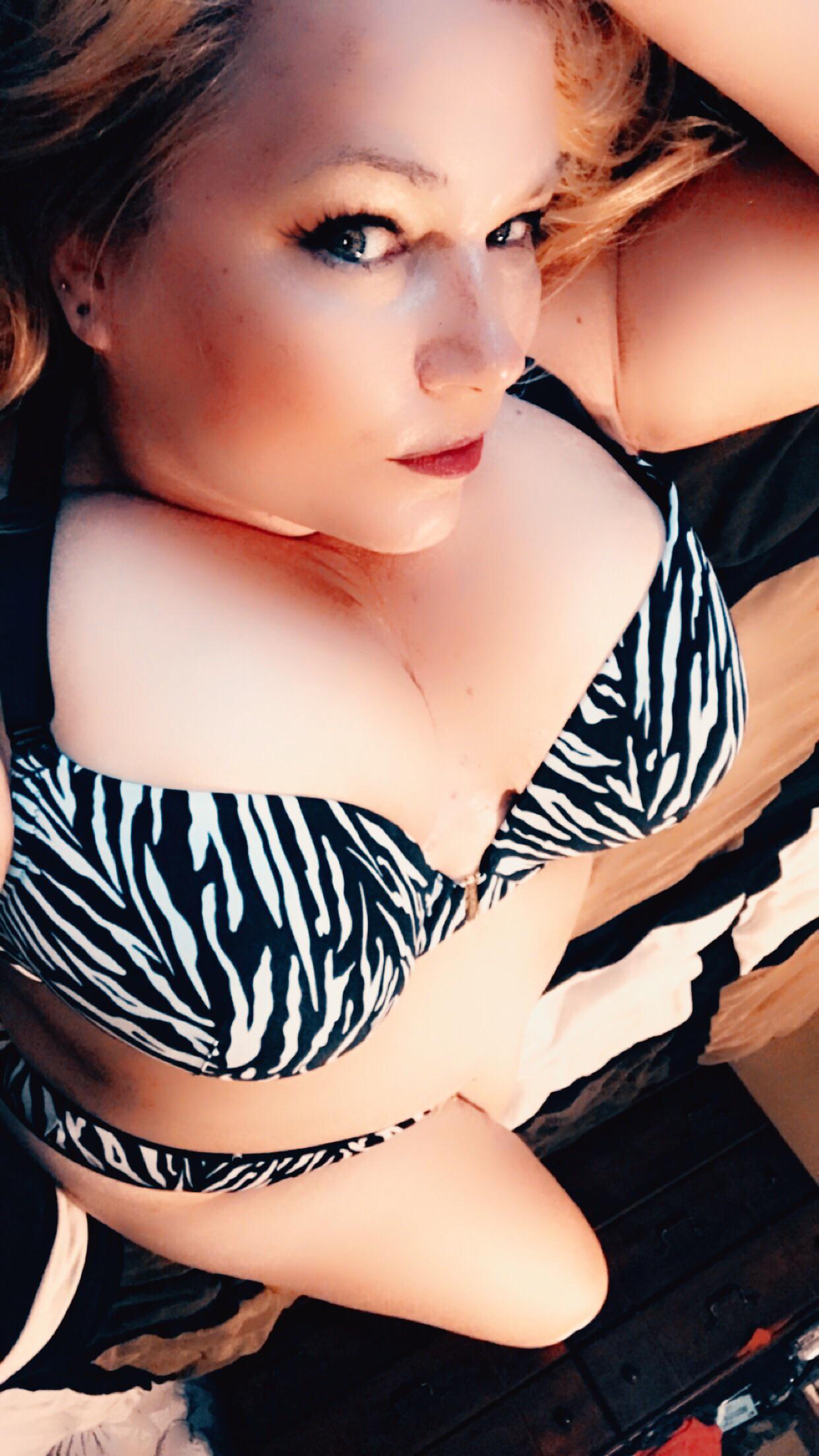 🎵 But the moment that I first laid Eyes on him, all alone On the edge of seventeen🎵 | Scrolller