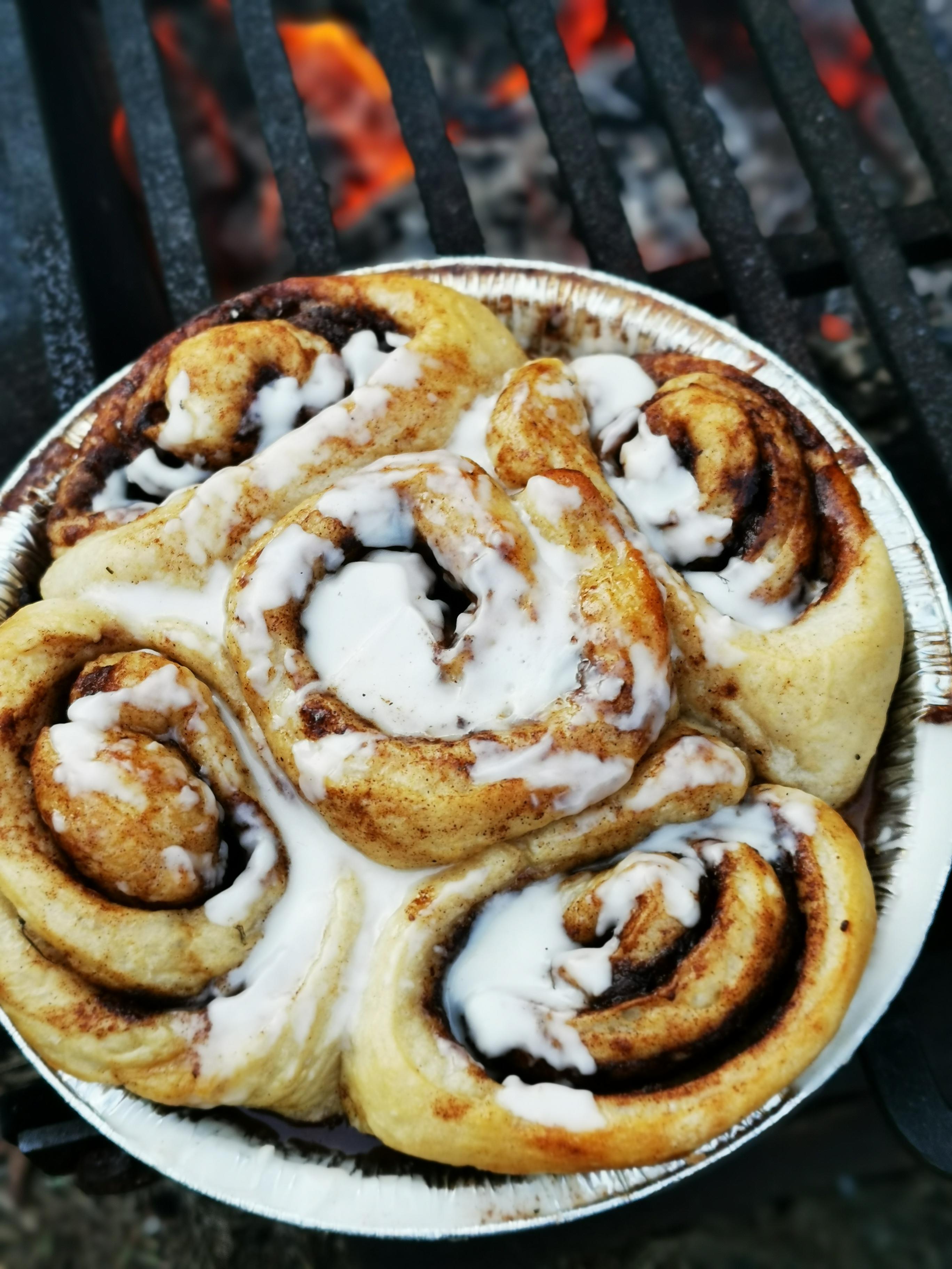 Campfire cinnamon buns | Scrolller