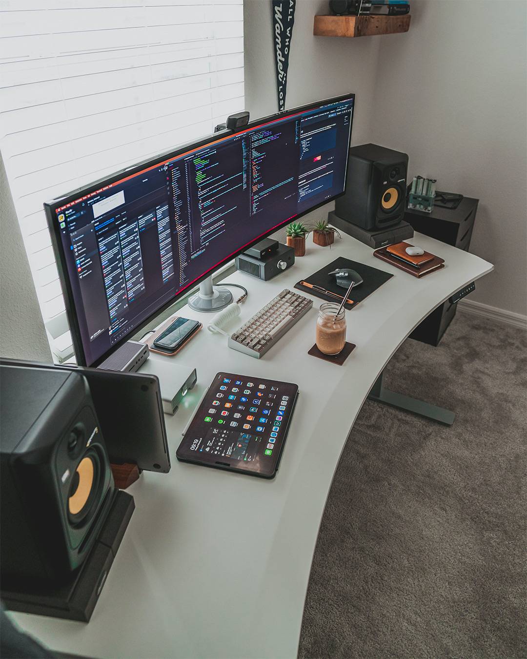 Can we call this a minimalist setup? | Scrolller