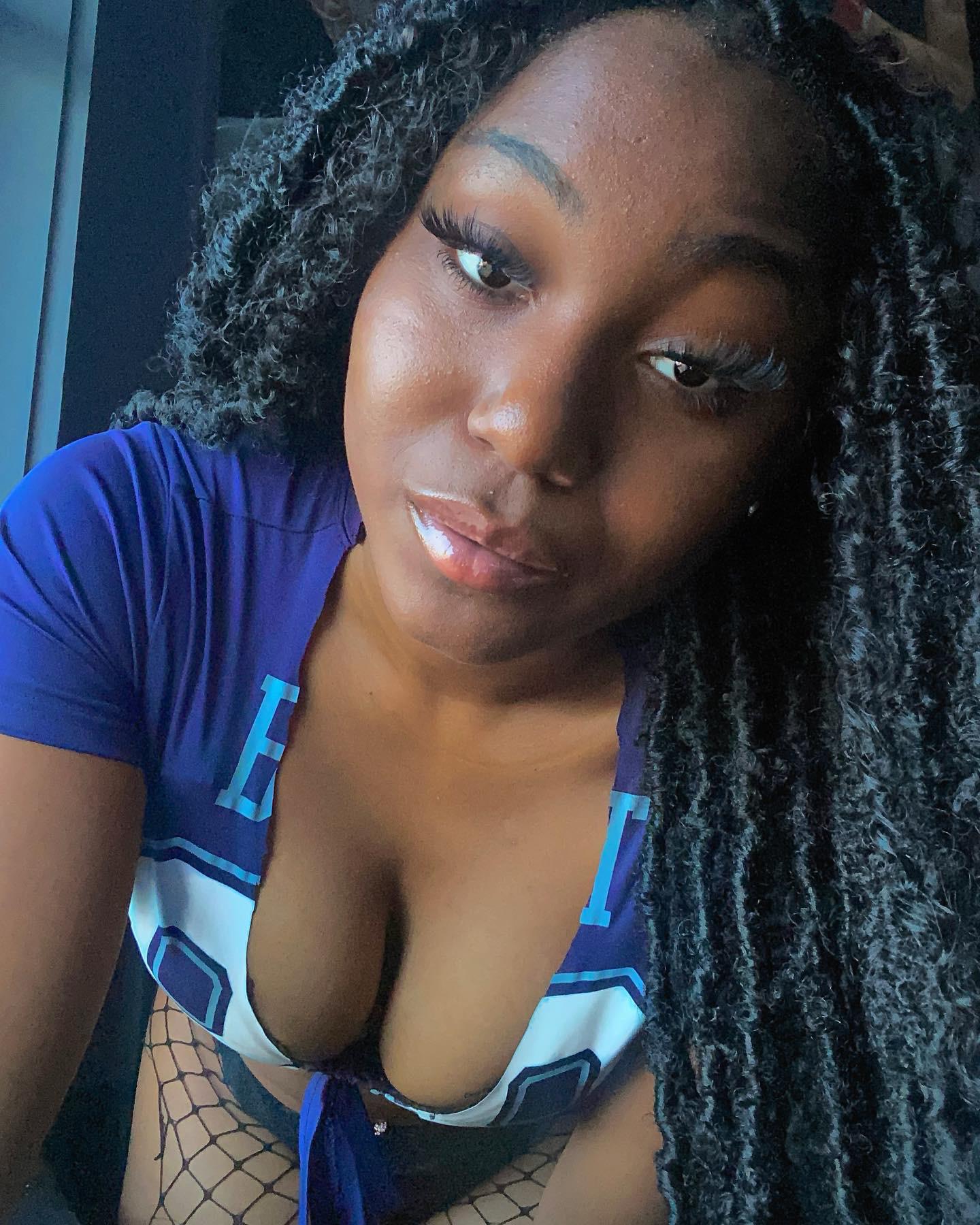 Can this waitress get you started with some appetizers? 😚 | Scrolller