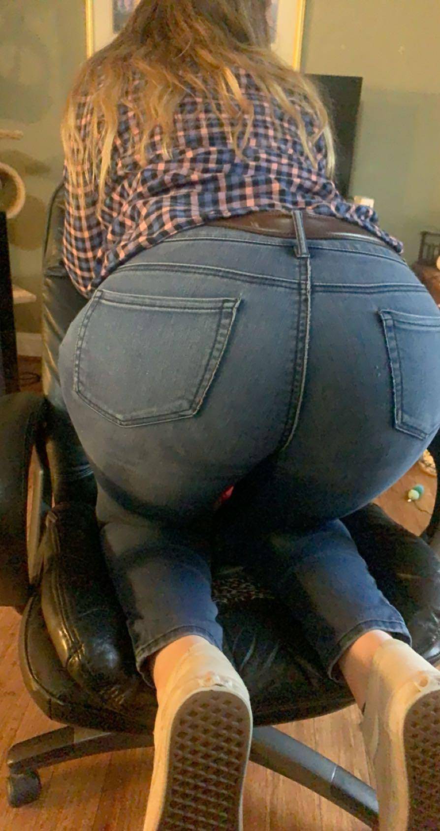 Can you spin the chair around 🍑 | Scrolller