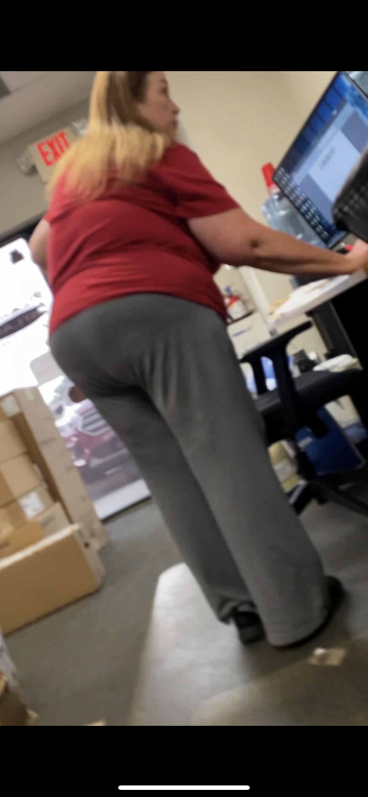 candid of a GILF at my office. | Scrolller