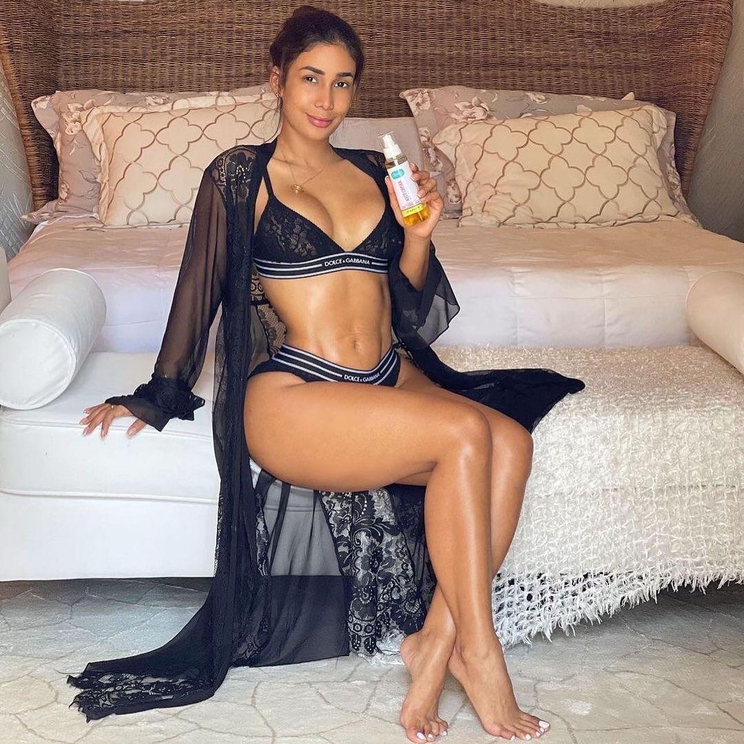 Caro Brito | Scrolller