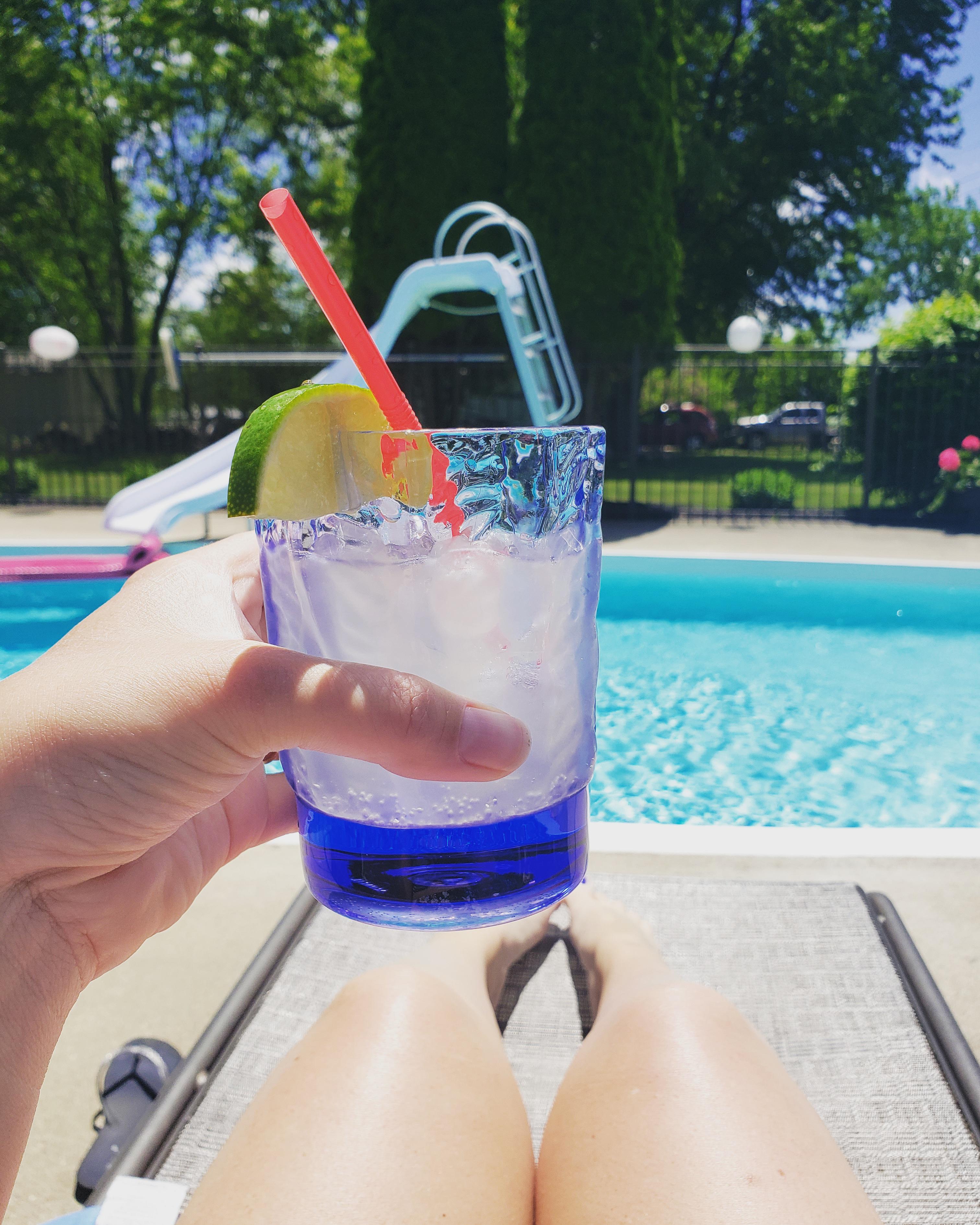 Casamigos añejo tequila, fresh lime juice and squirt soda. | Scrolller