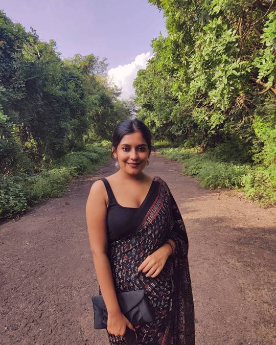 Casual walk outdoor | Scrolller