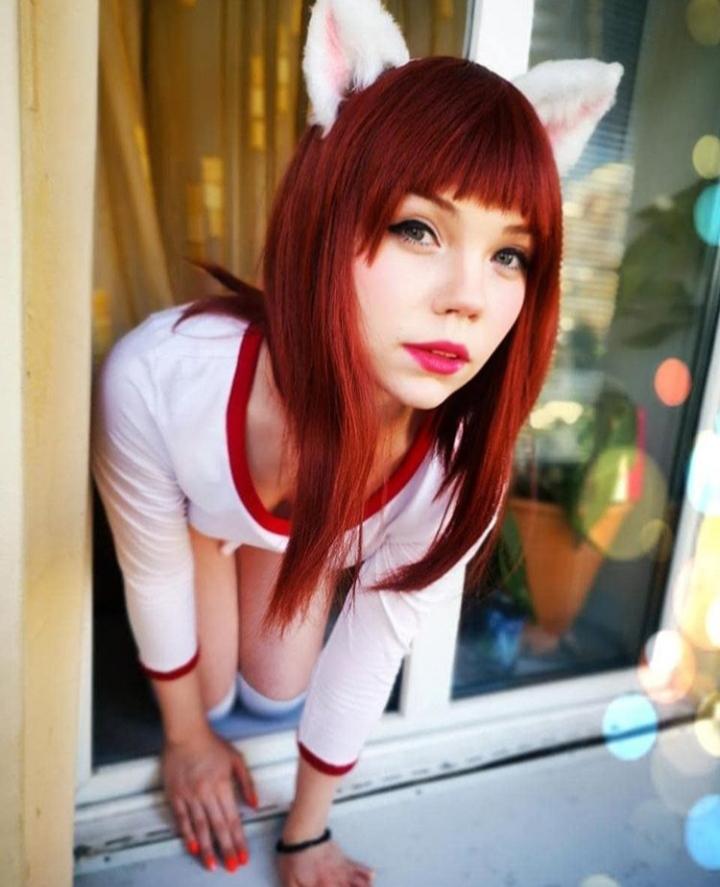 Cat sneaking in windows | Scrolller