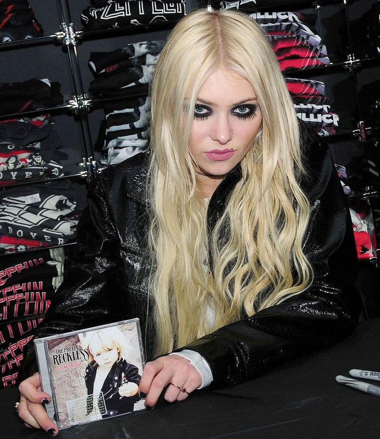 CD signing | Scrolller