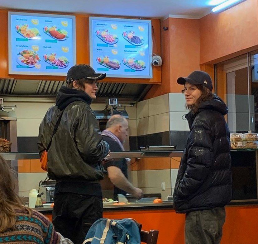 Chad whitearmor vs Virgin bladee | Scrolller