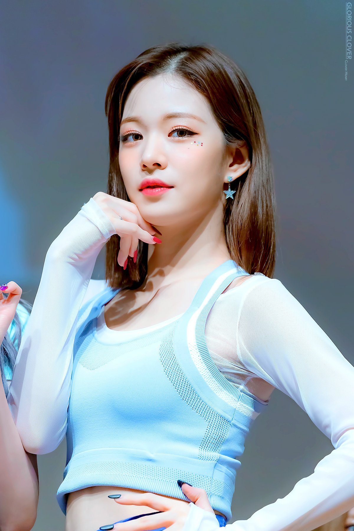 Chaeyoung looking pretty | Scrolller