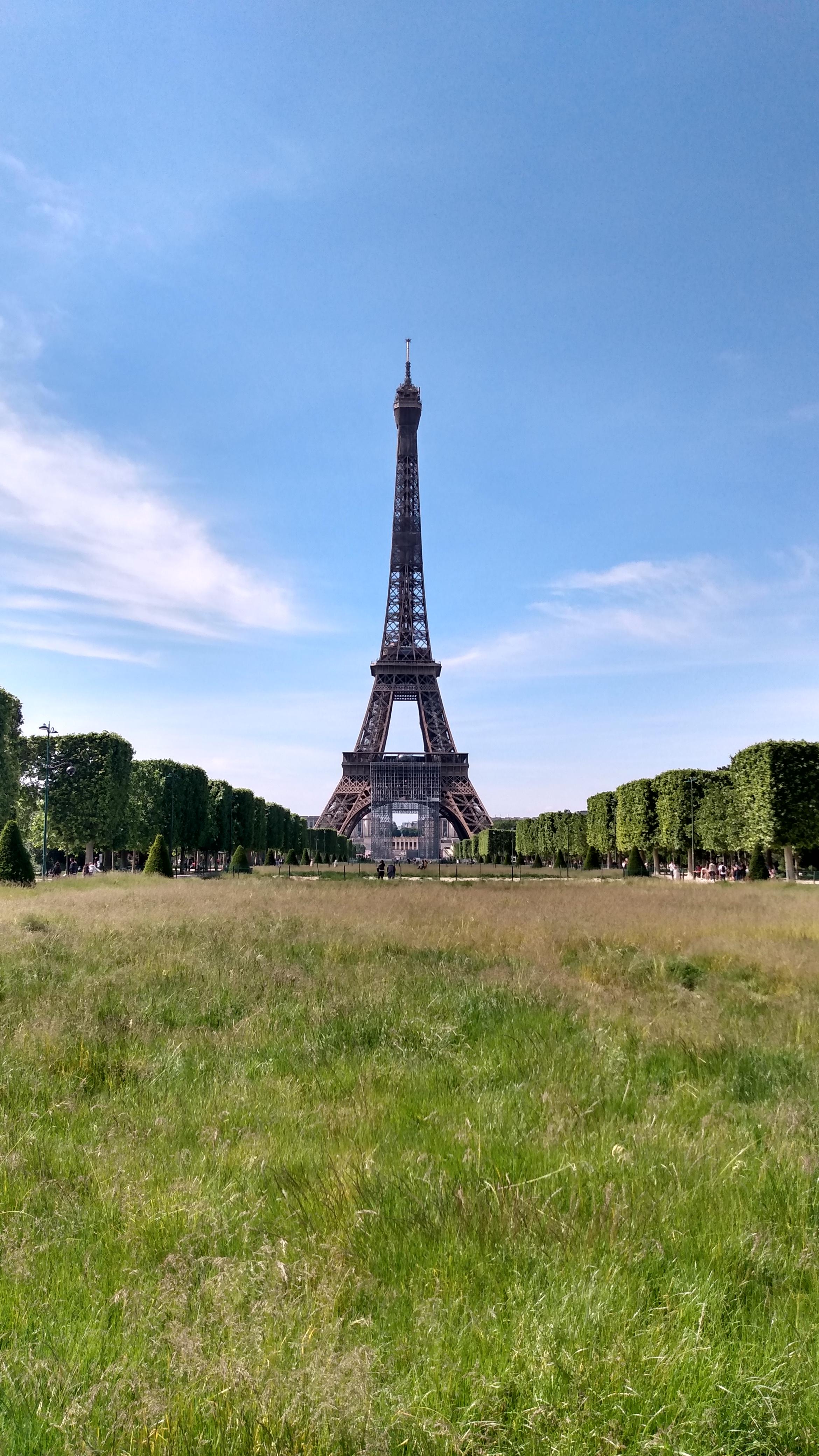 champ de mars hier | Scrolller