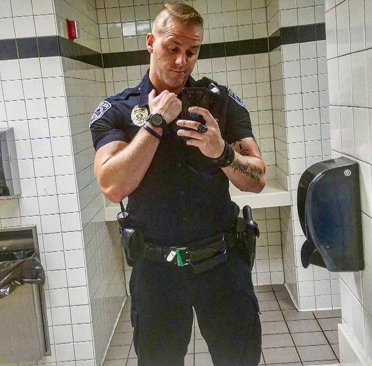 Checking grindr? | Scrolller