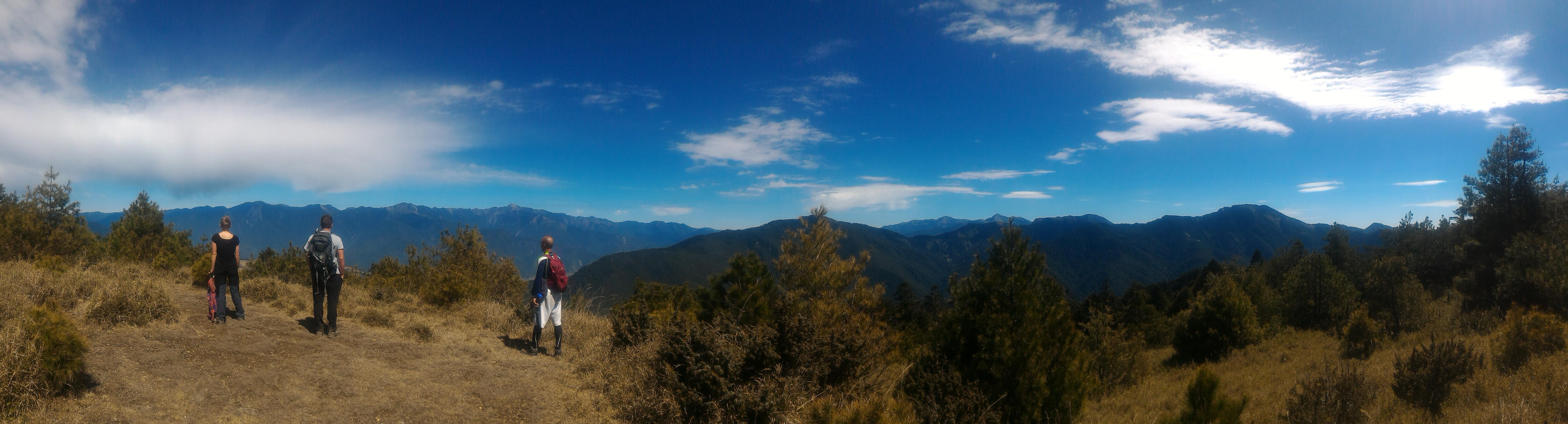 Checking out the view of the mountains of Central Taiwan. [OC] [1808 x 6672] | Scrolller
