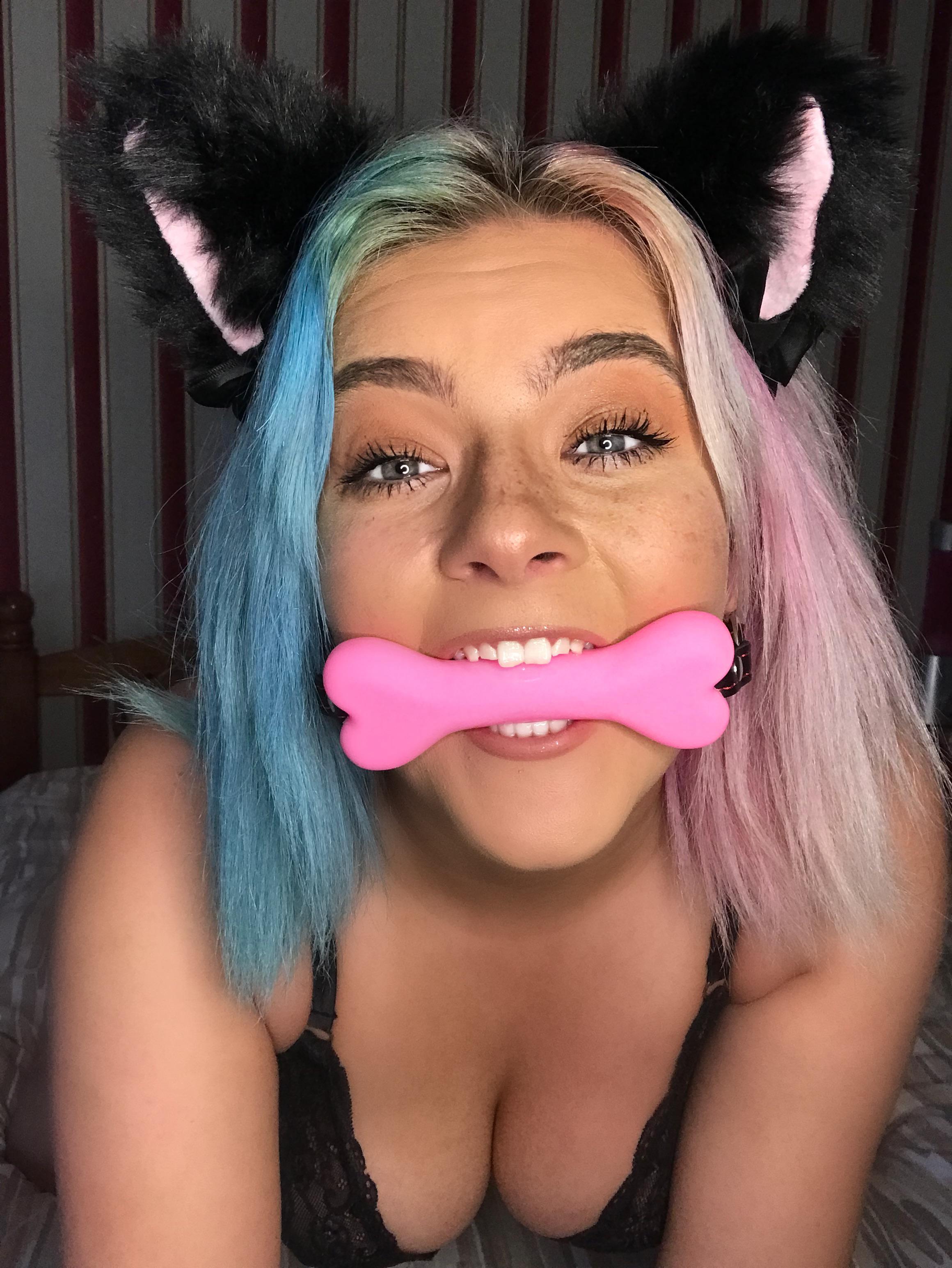 Cheeky smile | Scrolller