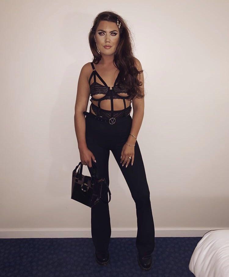 Cheeky underboob | Scrolller