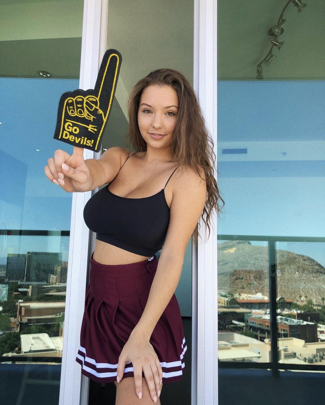 Cheerleader Maggie | Scrolller