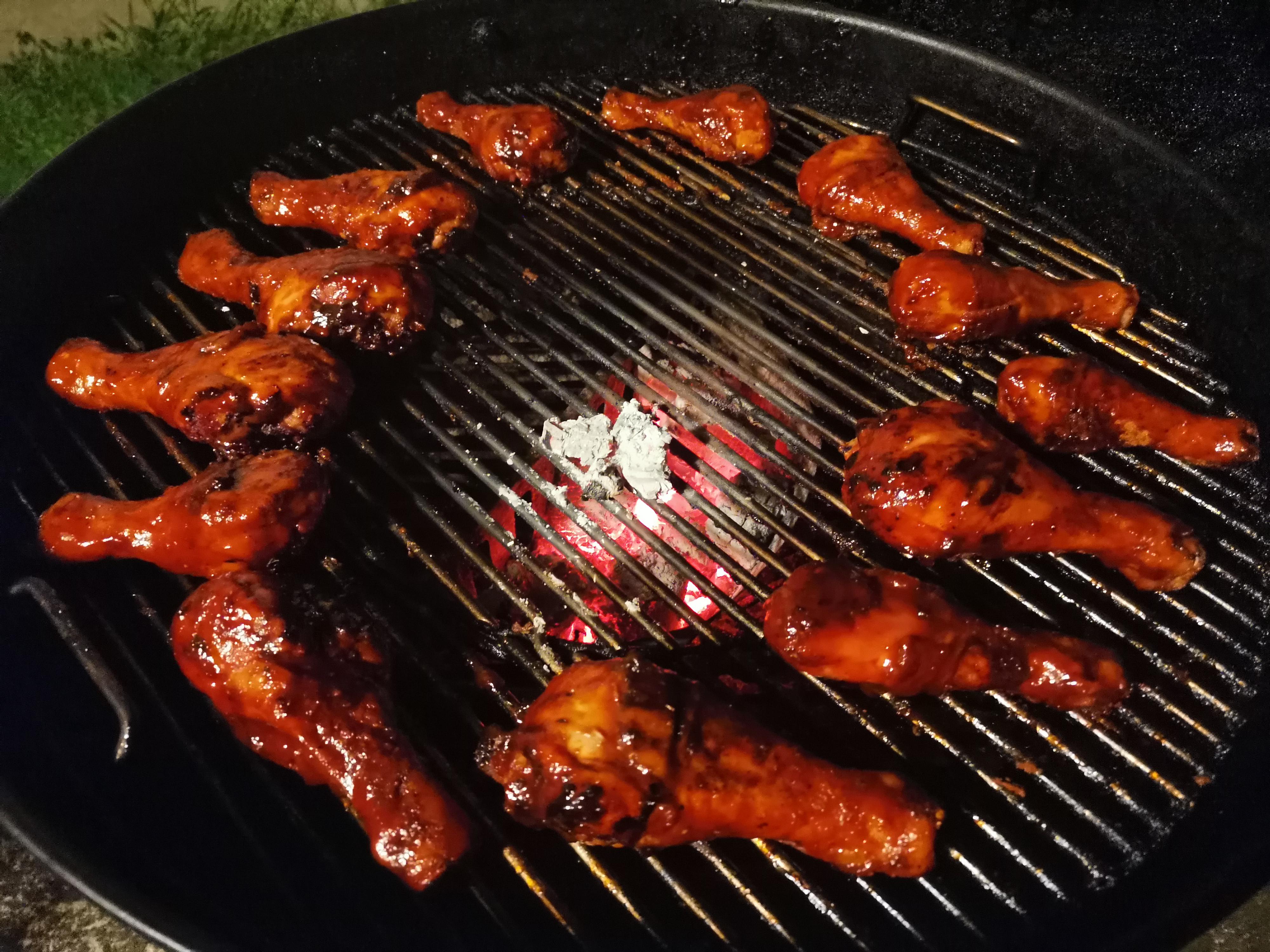 Chicken drumsticks on the Kettle | Scrolller