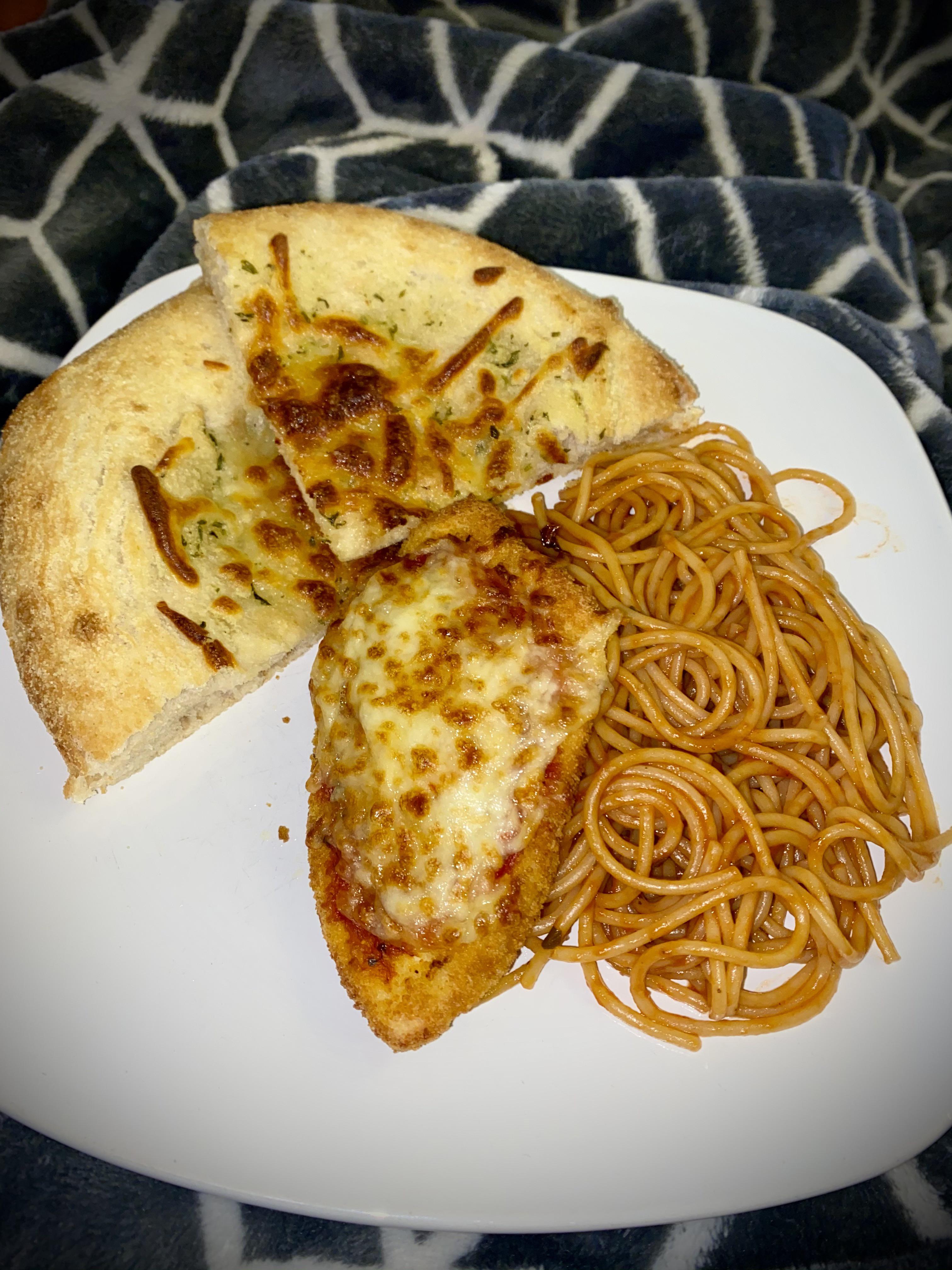 Chicken parmesan with cheesy garlic bread! | Scrolller