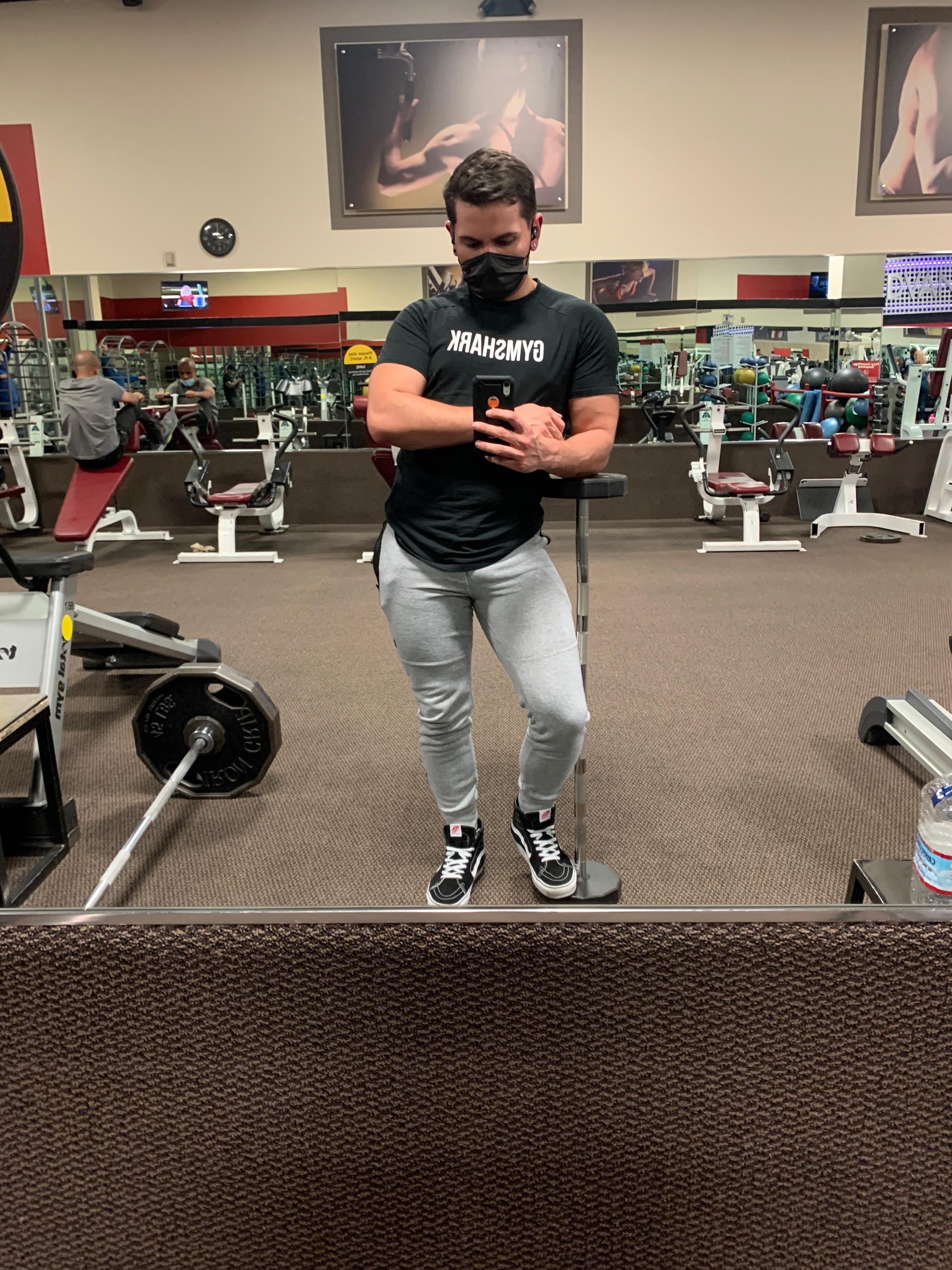 Chillin’ between sets | Scrolller