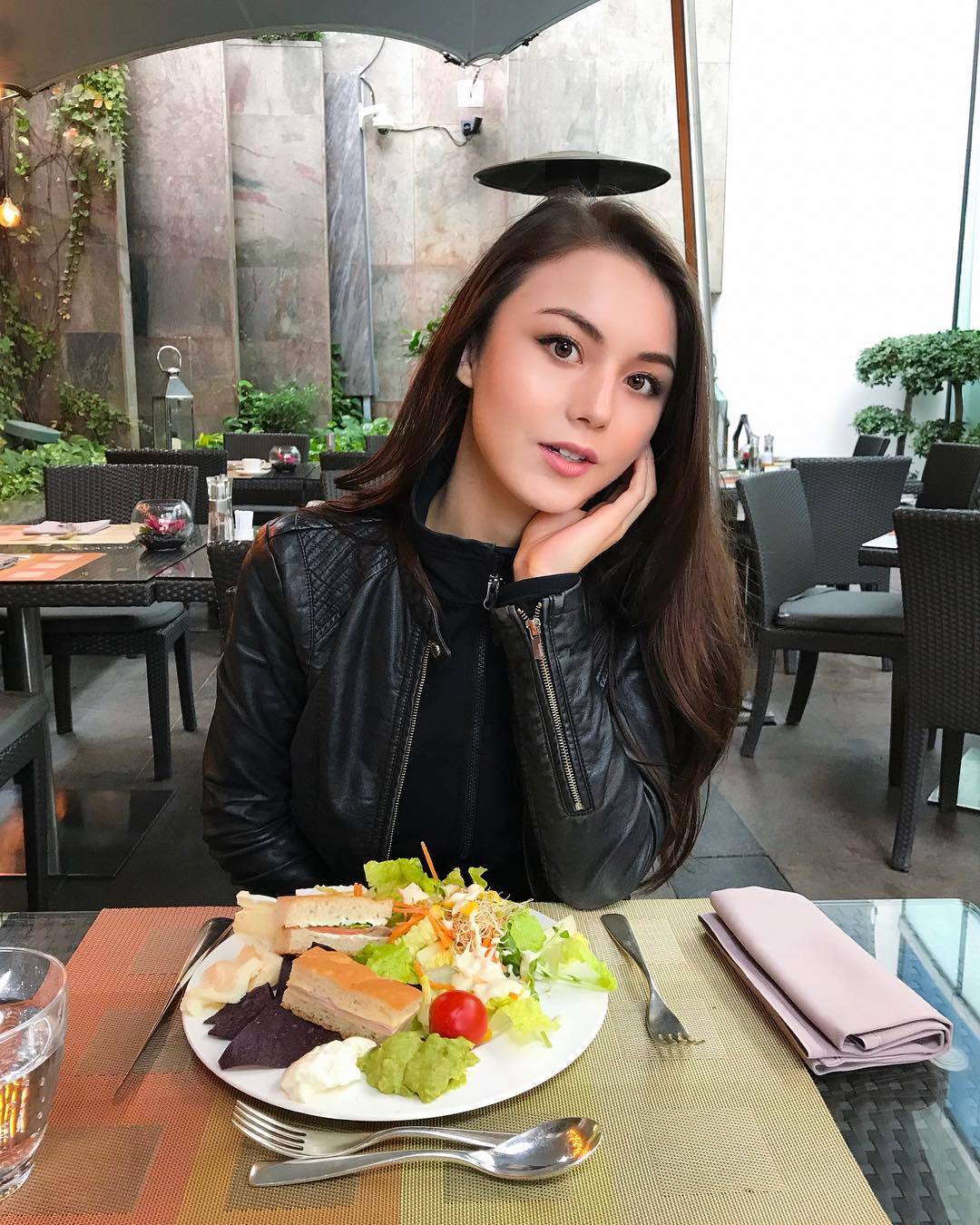 Chinese / English | Scrolller