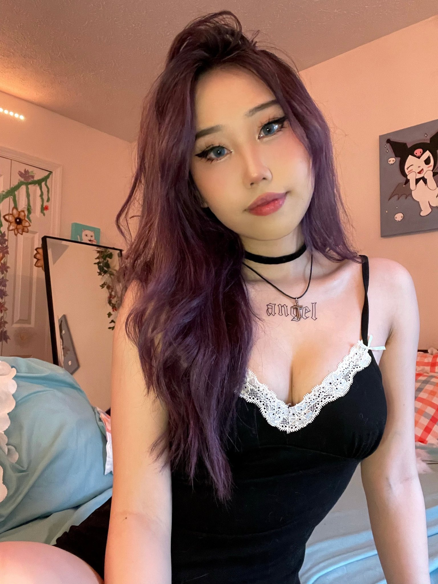 Choker and cleavage | Scrolller