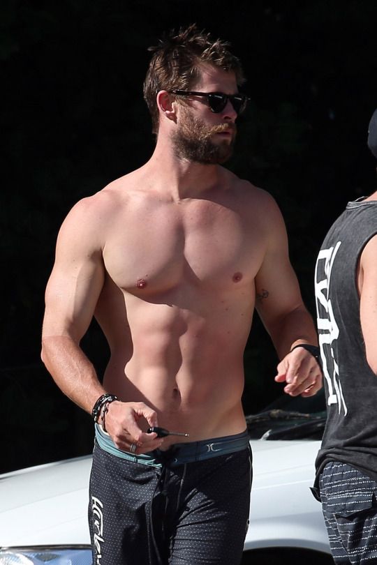 Chris Hemsworth - Australian Actor | Scrolller