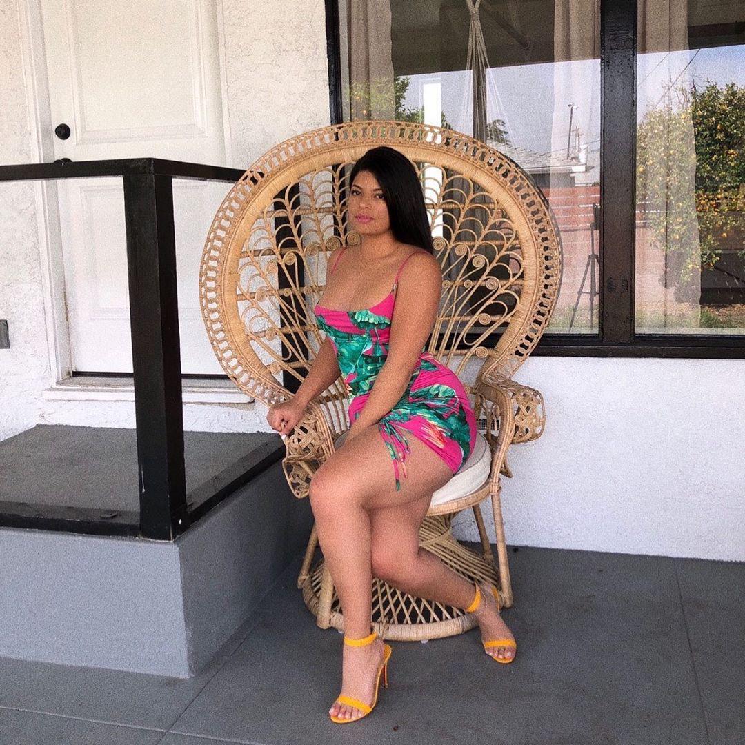 Christina | Scrolller