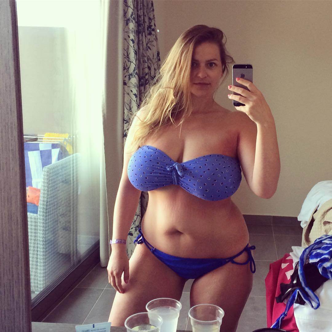 Chubby blonde beauty takes a bikini selfie | Scrolller