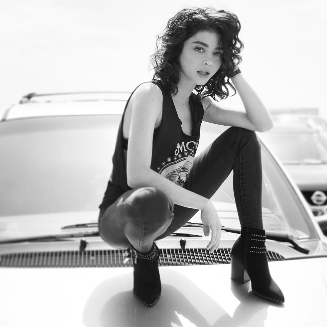 Classic Pose | Scrolller