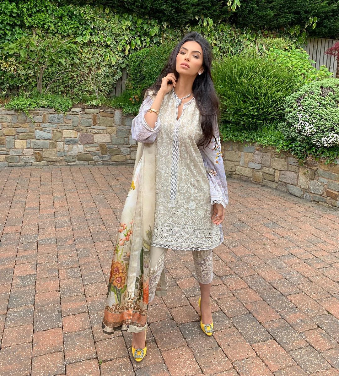 Classy British Pakistani Beauty in Ethnic Dress | Scrolller