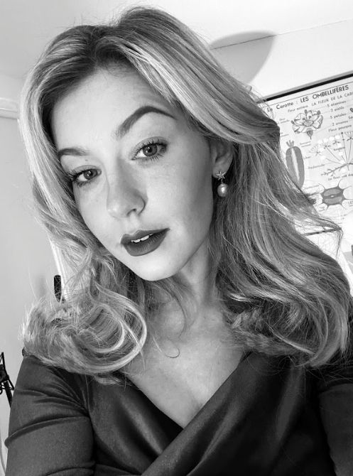 Classy dame Lucy | Scrolller